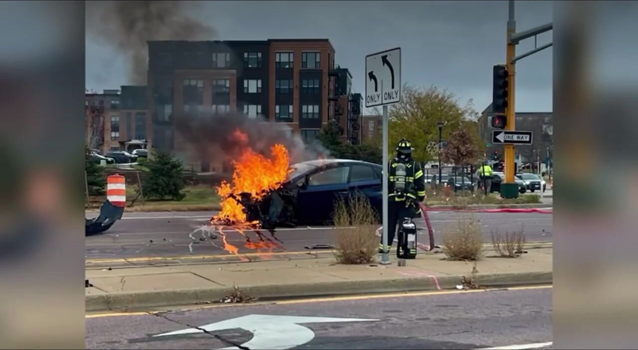 Car Runs Red Light - Car Burns In Minnesota